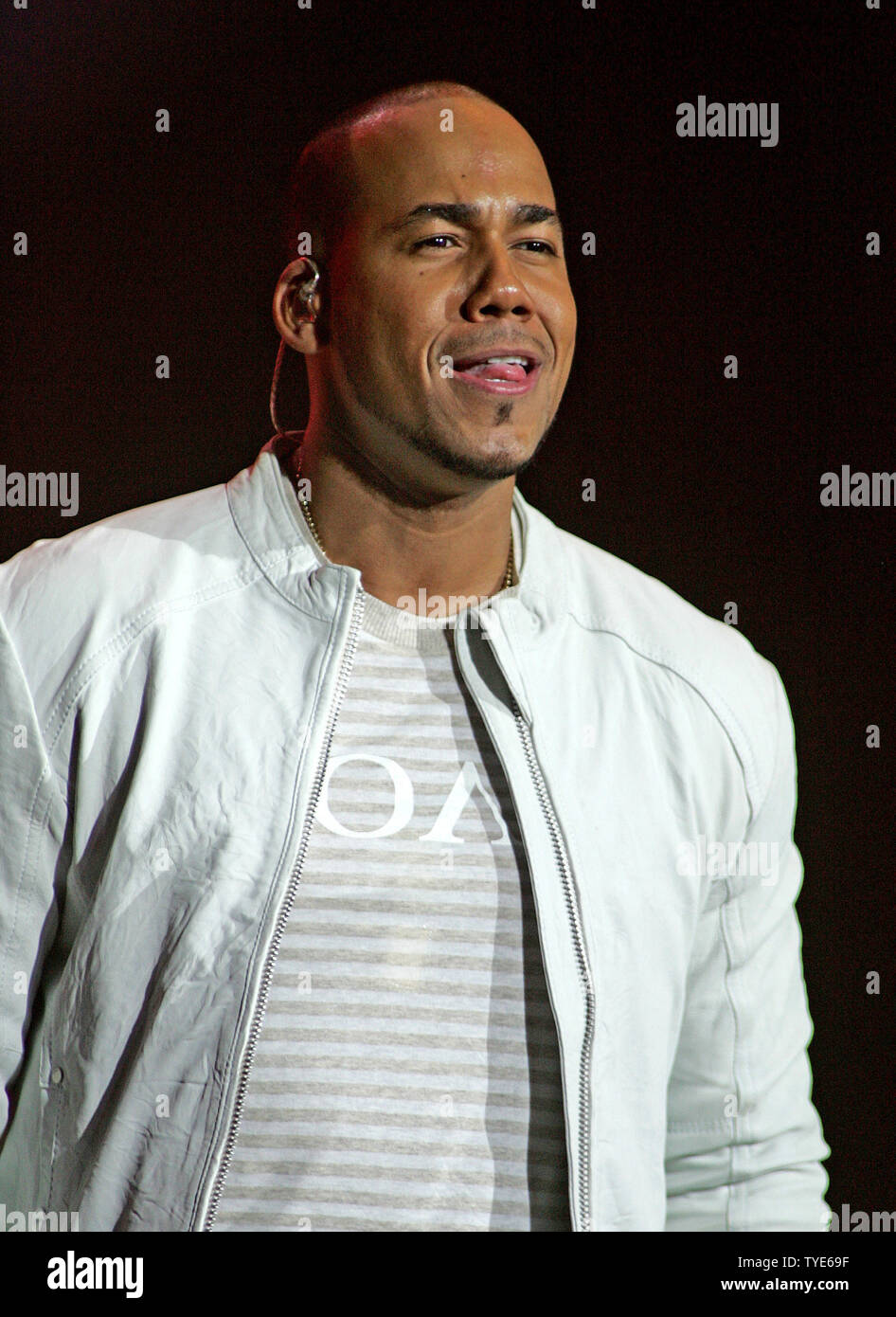 Anthony romeo santos Banque de photographies et d’images à haute ...
