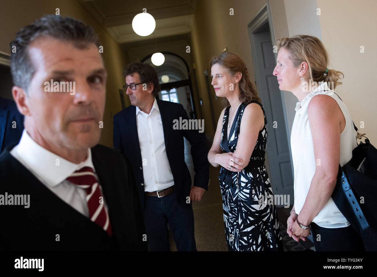 26 juin 2019, Hambourg : avocat Alexandra Heyn (2e à partir de la ...
