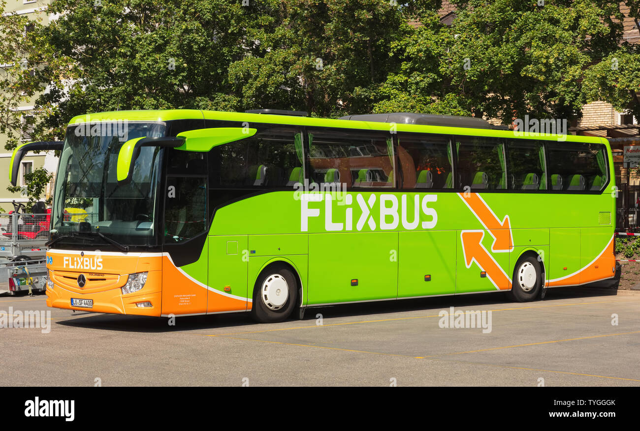 Mercedes tourismo coach Banque de photographies et d’images à haute ...