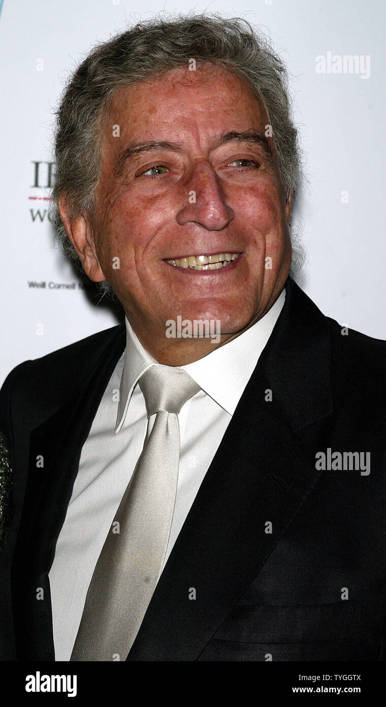 Tony Bennett pose pour photos à une soirée de musique de Guys and Dolls ...