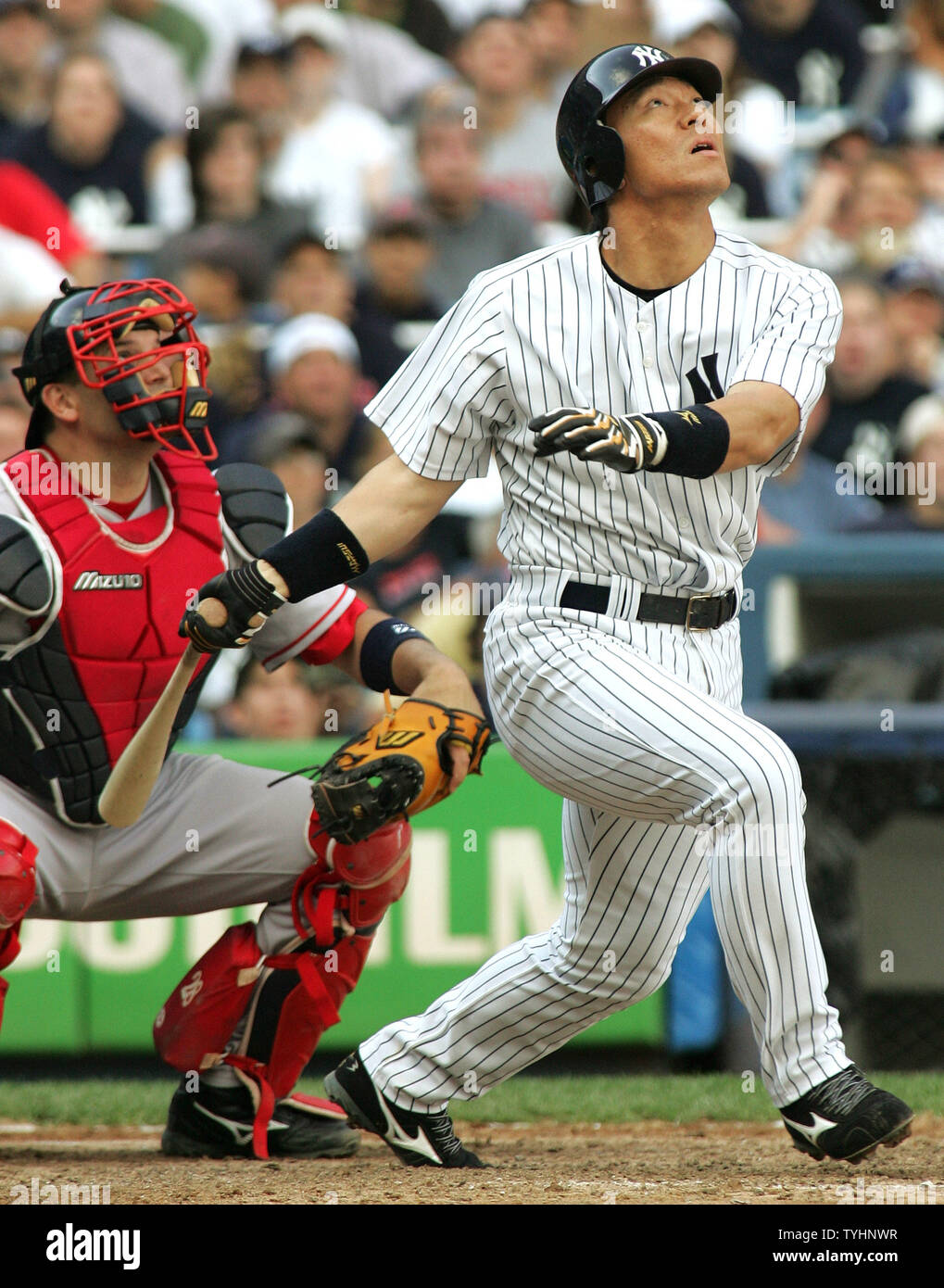 New York Yankees' Hideki Matsui frappe un fly-pop comme les Red Sox de ...