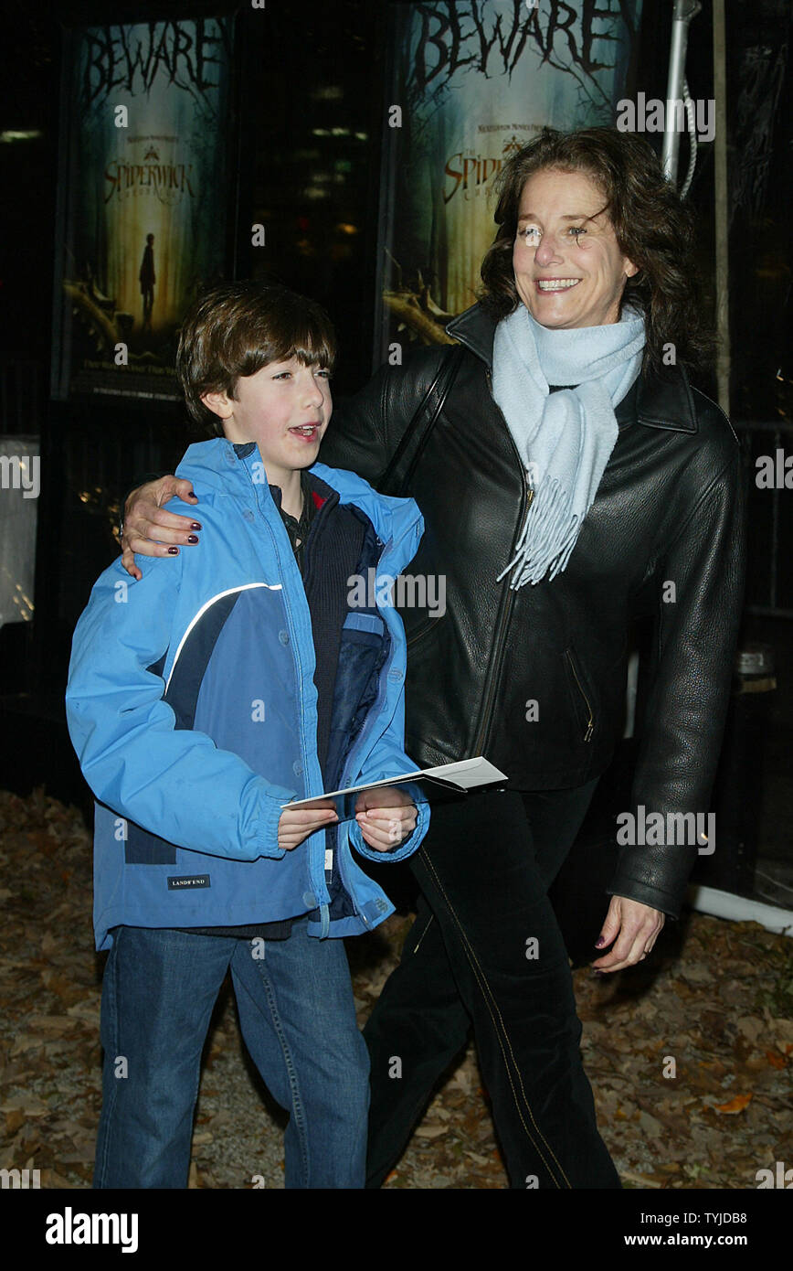 Debra winger and son Banque de photographies et d’images à haute ...