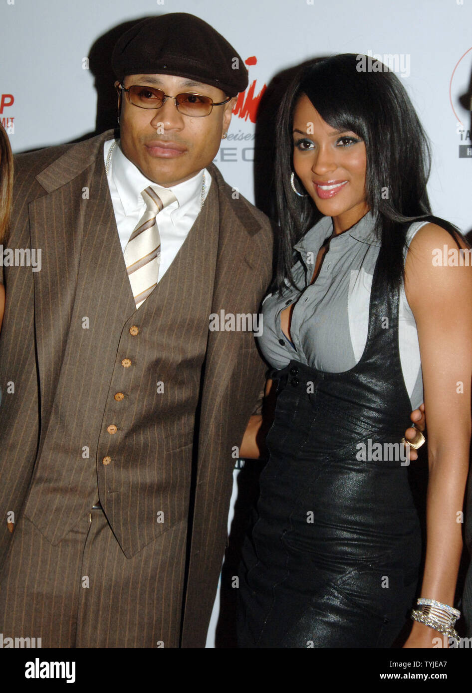 Le rappeur-acteur LL Cool J pose avec la chanteuse de r&b Ciara lors du ...