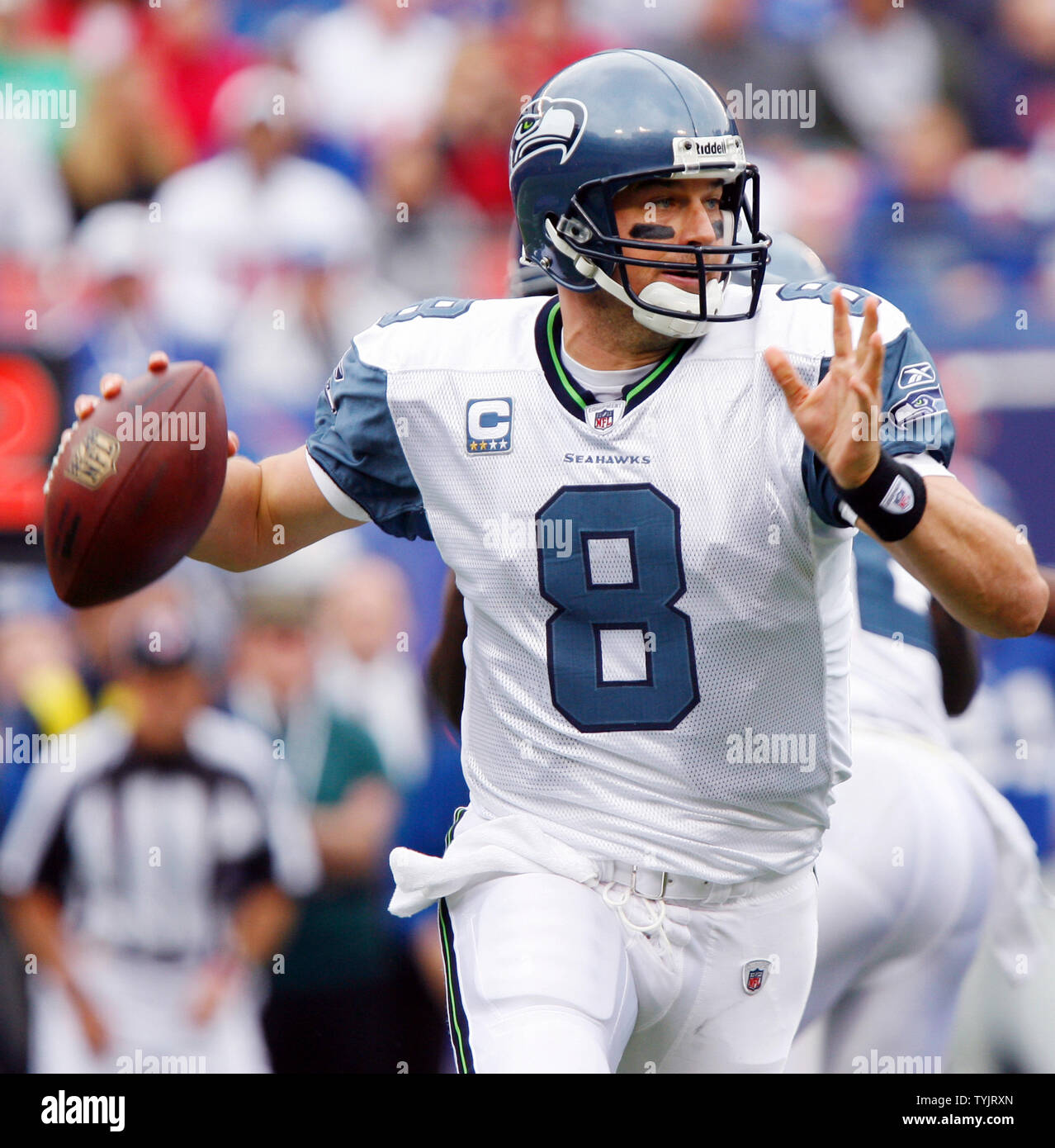 Seattle Seahawks Quarterback Matt Hasselback se prépare à libérer un ...