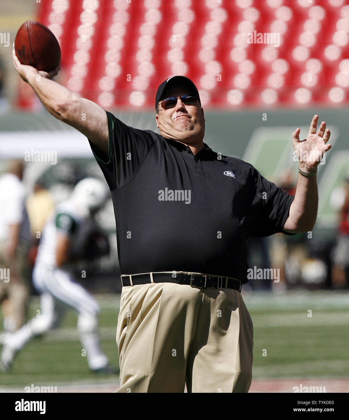 New York Jets l'entraîneur-chef Rex Ryan lance une balle sur le terrain ...