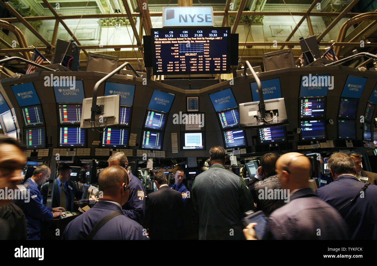 Travailleurs obtenir occupé avant la cloche d'ouverture à la Bourse de ...