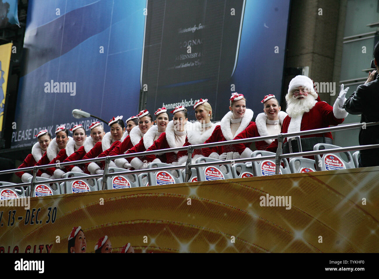 Le Père Noël se joint à la Radio City Rockettes et leur cire figure (3e ...