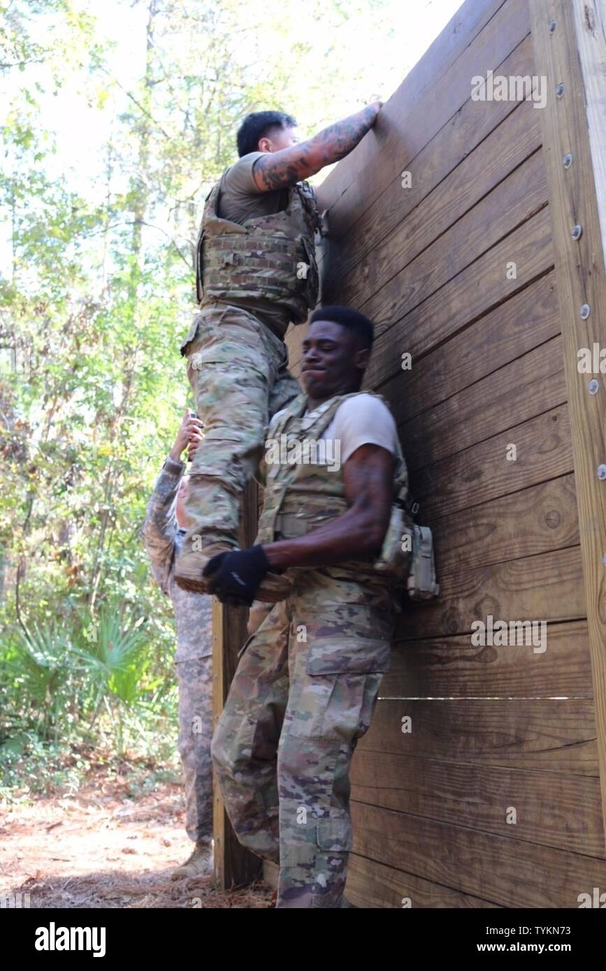 Les soldats travaillent ensemble pour franchir un obstacle sur la Marne ...