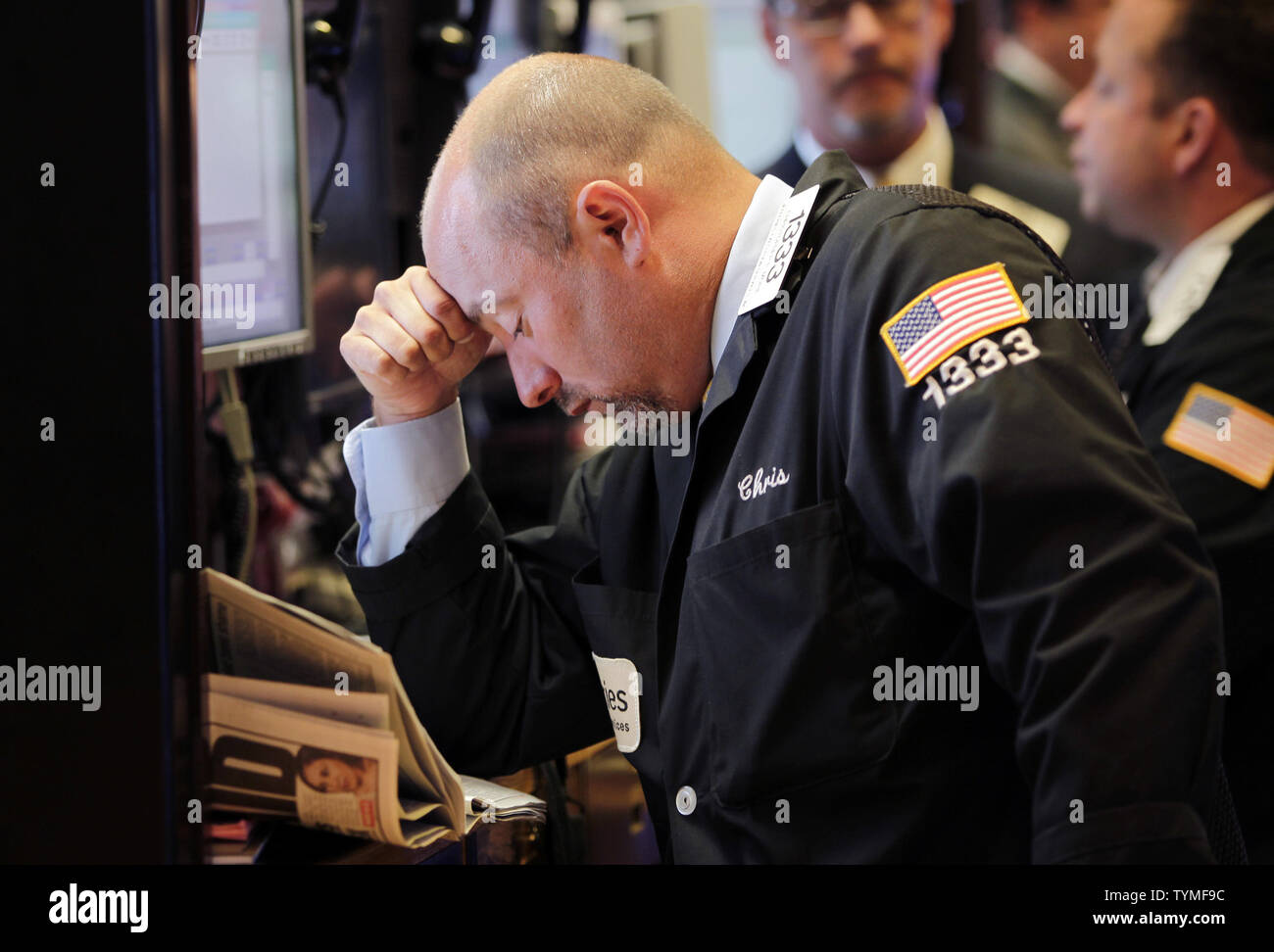 Traders debout sur le plancher de la Bourse de New York quelques ...
