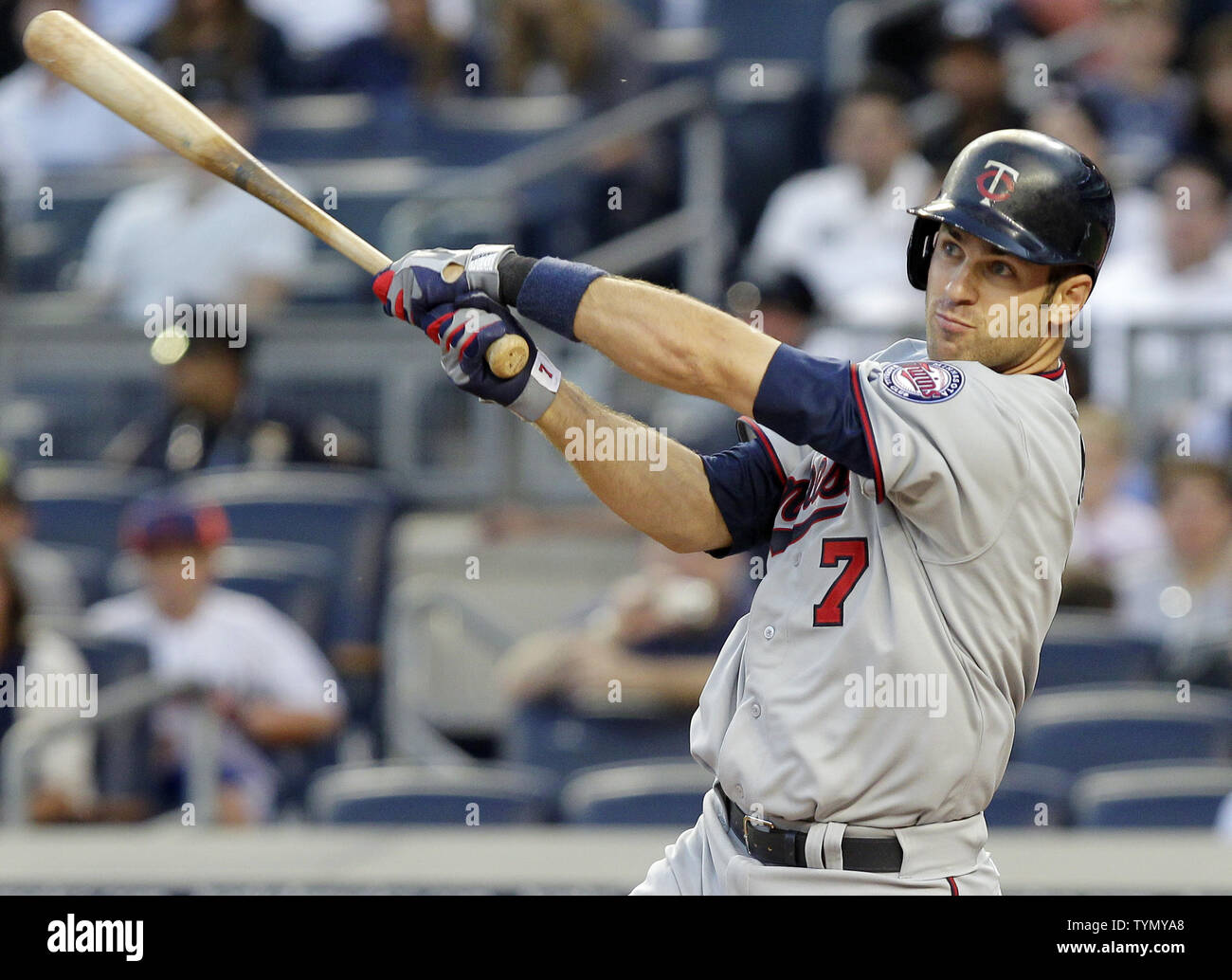 Twins du Minnesota Joe Mauer hits un double dans la première manche ...