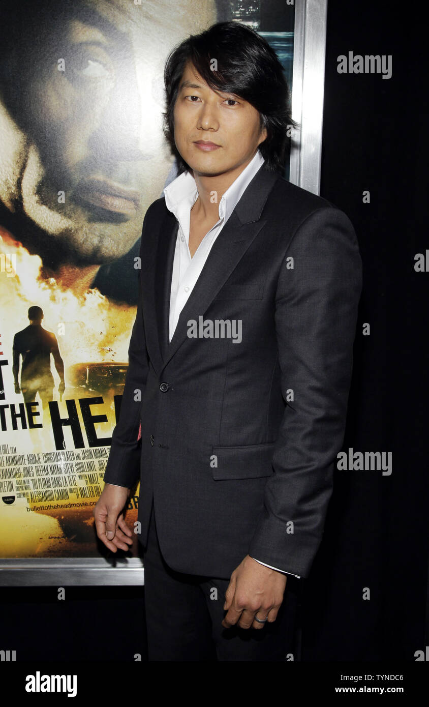 Sung Kang arrive sur le tapis rouge à la balle à la tête le première dans l'AMC Lincoln Square à ...
