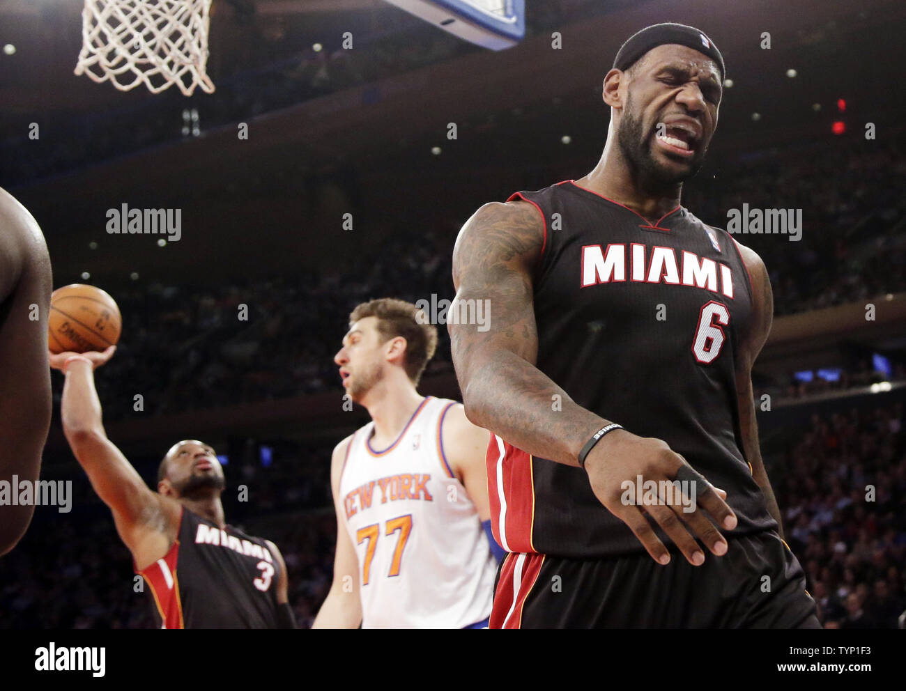 Miami Heat LeBron James réagit à la frustration après une faute dans la ...
