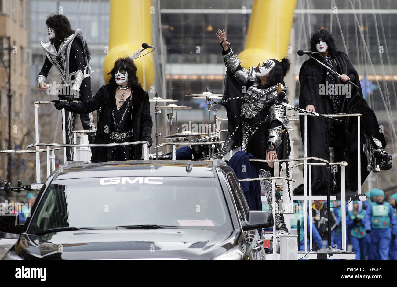 Paul Stanley, Gene Simmons et le reste du groupe Kiss en descendant le ...