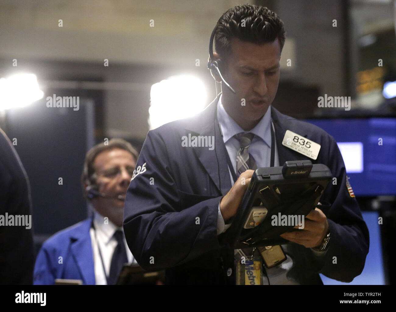 Traders travailler sur le parquet de la Bourse à la cloche d'ouverture ...