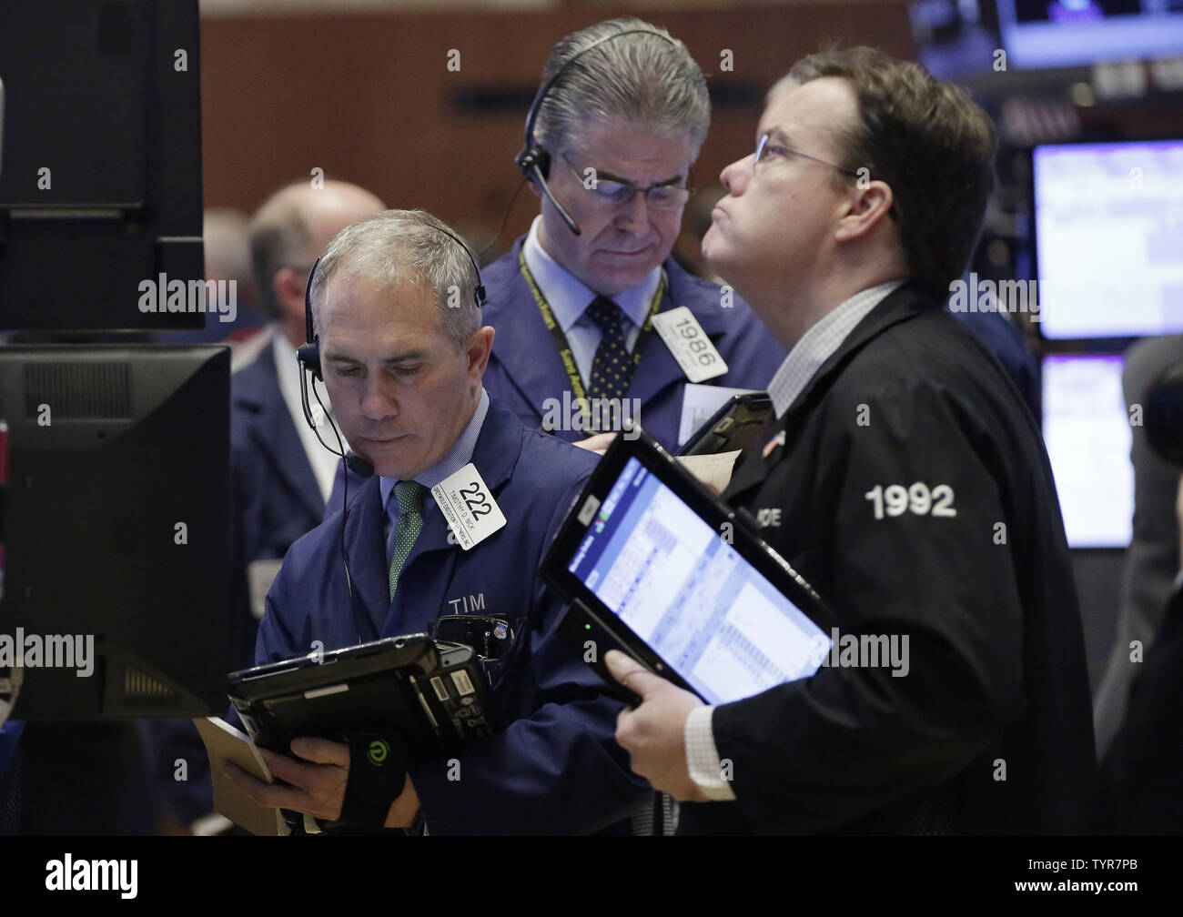 Traders travailler sur le parquet de la Bourse à la cloche d'ouverture ...