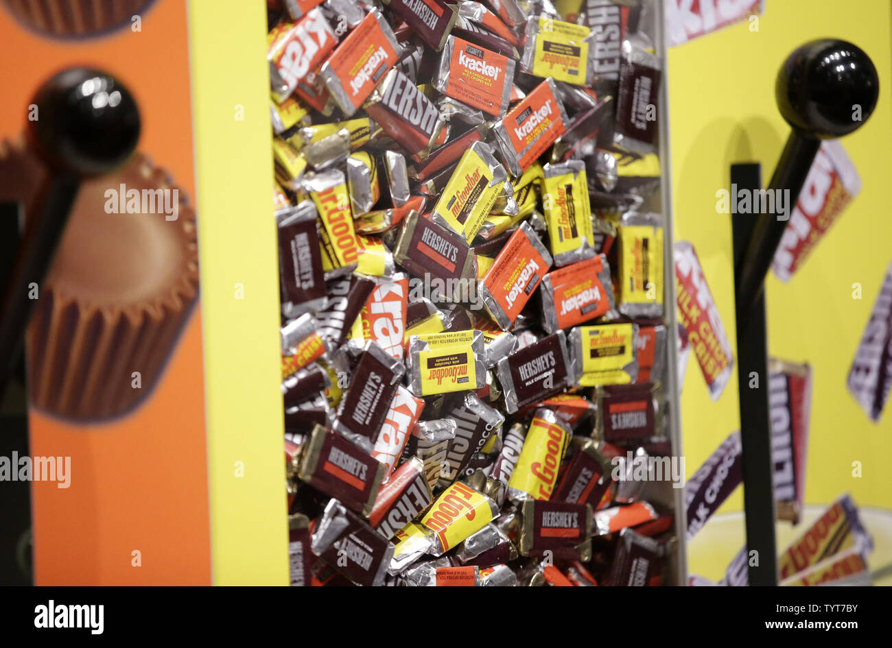 Hershey's products are on display que shoppers à pied à travers un ...