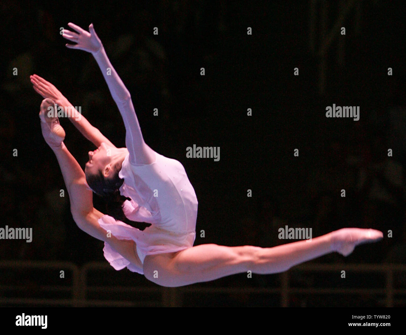 La gymnaste rythmique russe Anna Bessonova donne une performance dans l ...