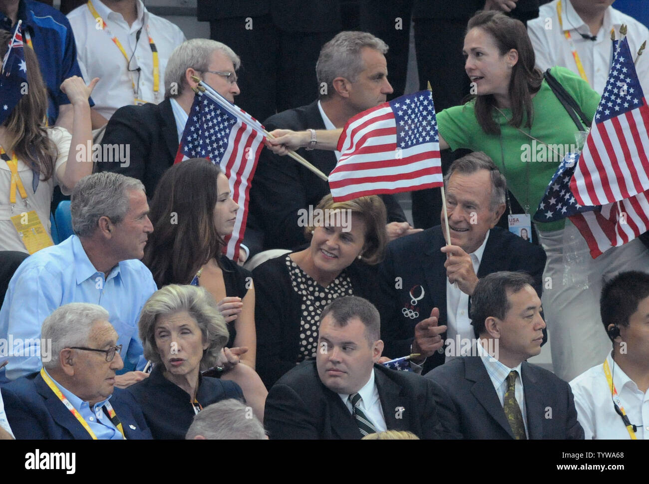Le président des États-Unis George W. Bush parle avec son père l'ancien ...