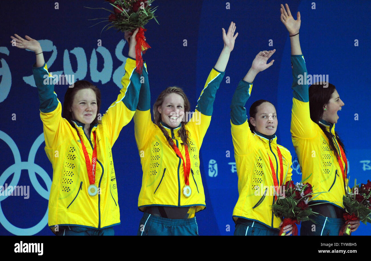 Les gagnants de médailles d'or de l'Australie (R-L) Stephanie Rice ...