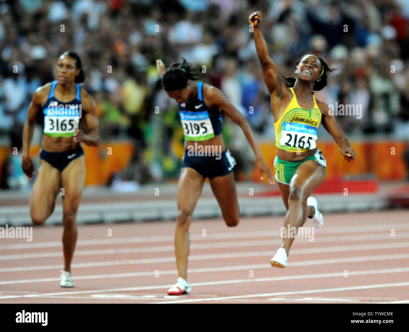 Shelly-Ann Fraser jubilates Jamacia's pendant qu'elle traverse la ligne ...