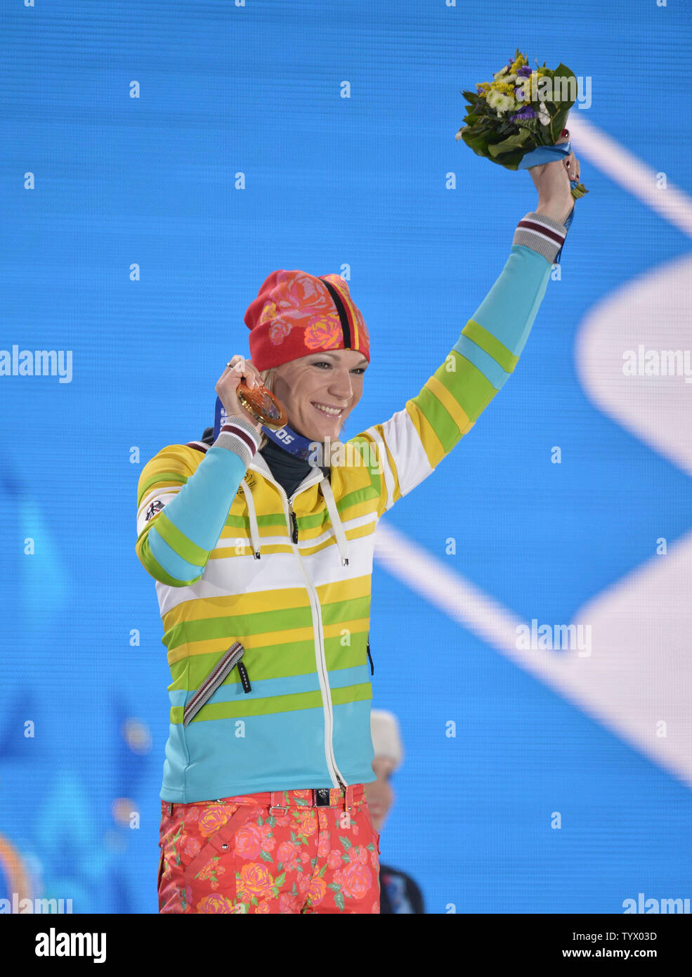 L'Allemagne Maria Hoefl-Riesch détient sa médaille d'or lors de la ...