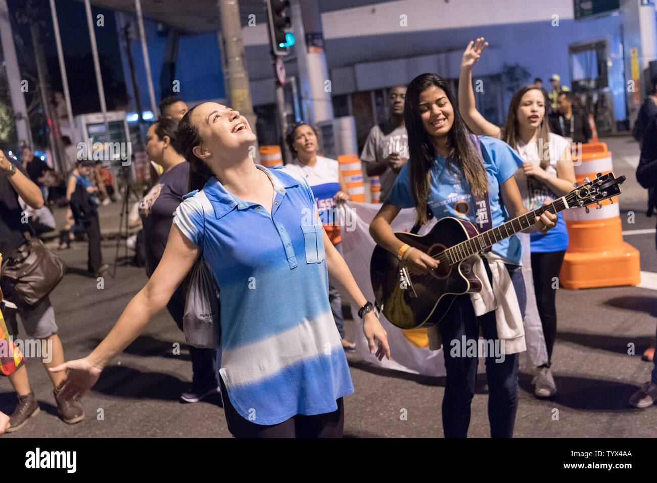 Les artistes de rue de divertir la foule rassemblée pour la cérémonie d ...