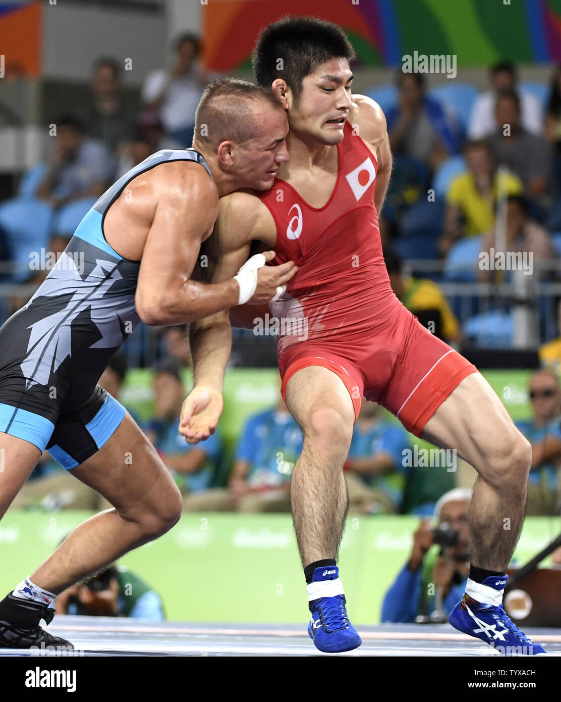 Le Japon Tomohiro Inoue (R) et de l'Allemand Frank Staebler en action au cours de la lutte gréco ...