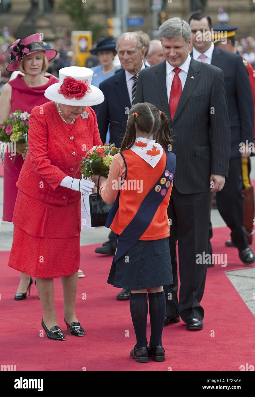 Laureen Harper (Retour) accompagne le Prince Philip (milieu) alors que ...