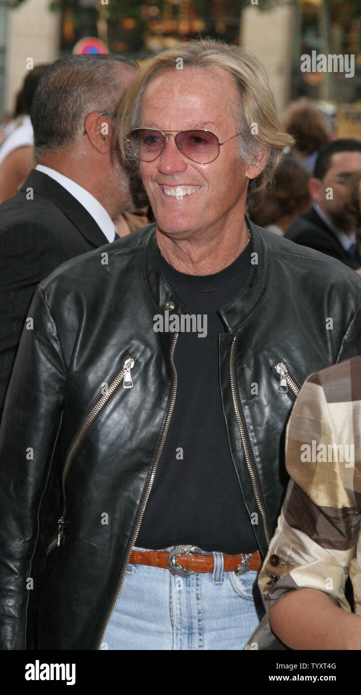 L'acteur Peter Fonda arrive sur le tapis rouge pour la première du film ...