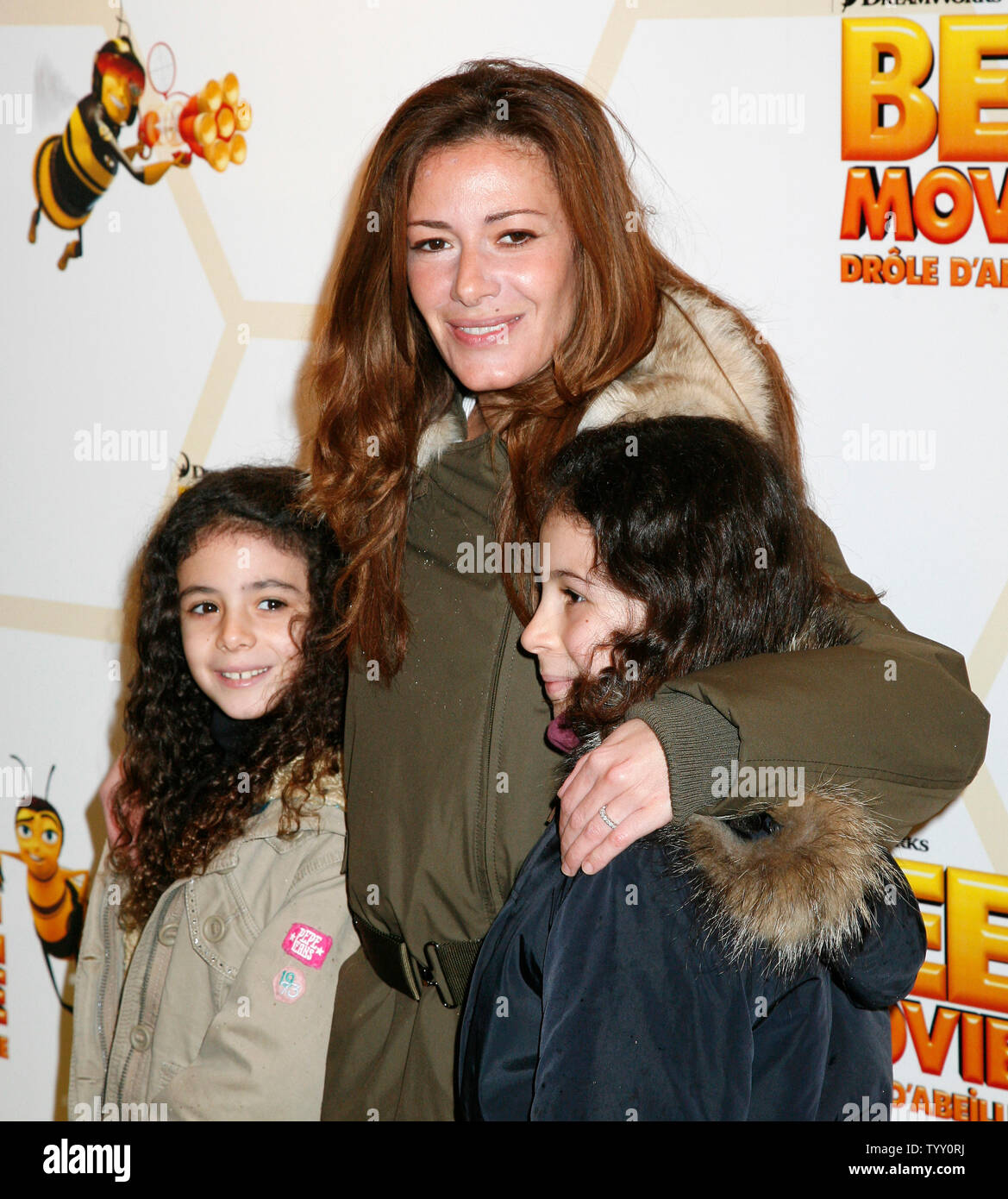 Commentateur français Elsa Fayer arrive avec ses filles Lorraine et ...