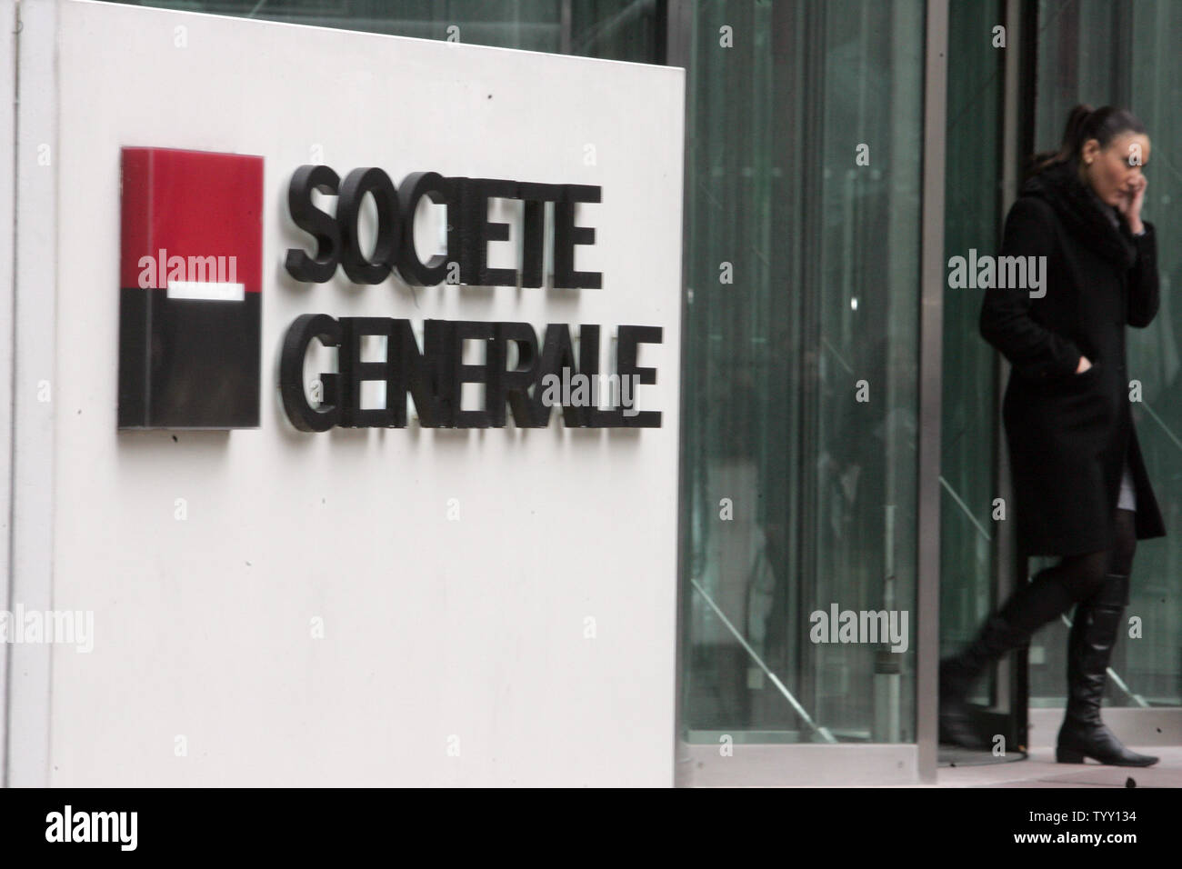 Une Femme Sort De Groupe Bancaire Français Société Générale Siège à La