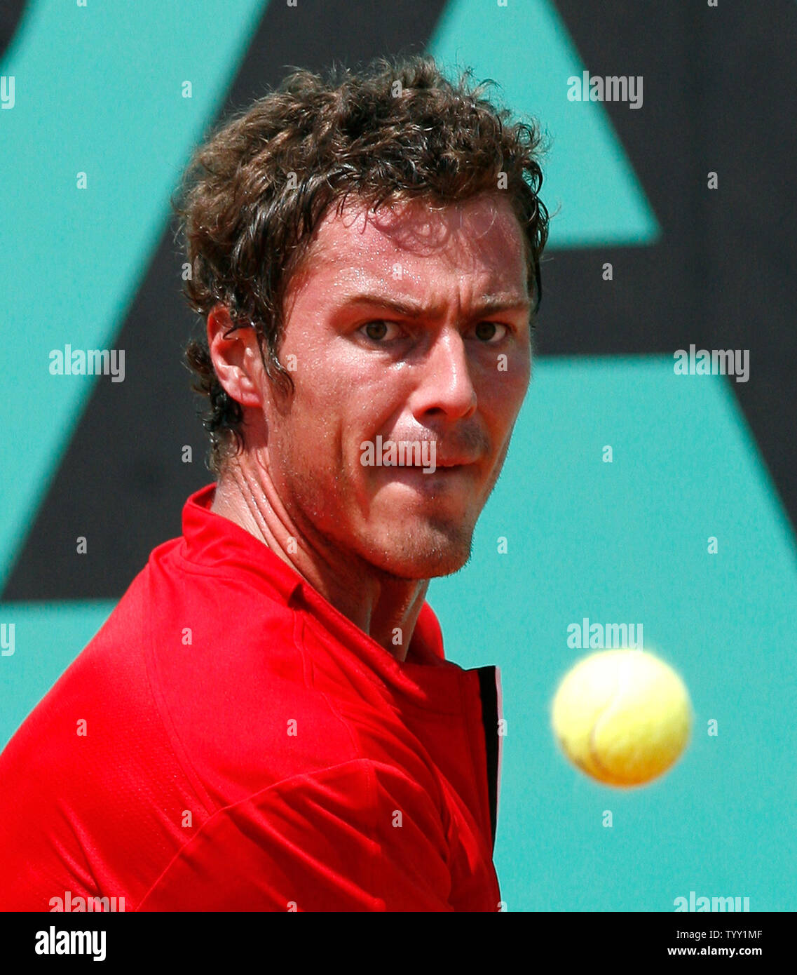 Le russe Marat Safin ne regarde la balle durant son match avec Jean ...