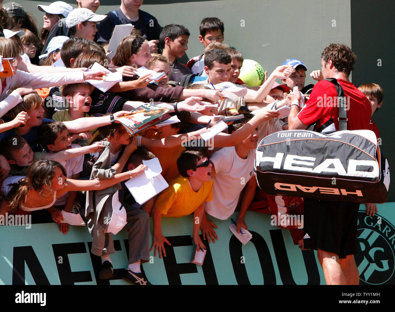 Le russe Marat Safin, signe des autographes après son match avec Jean ...