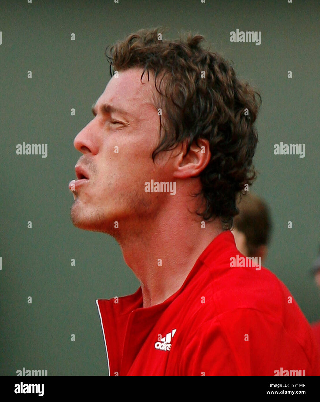 Le russe Marat Safin réagit durant son match avec Jean-rené Lisnard de ...