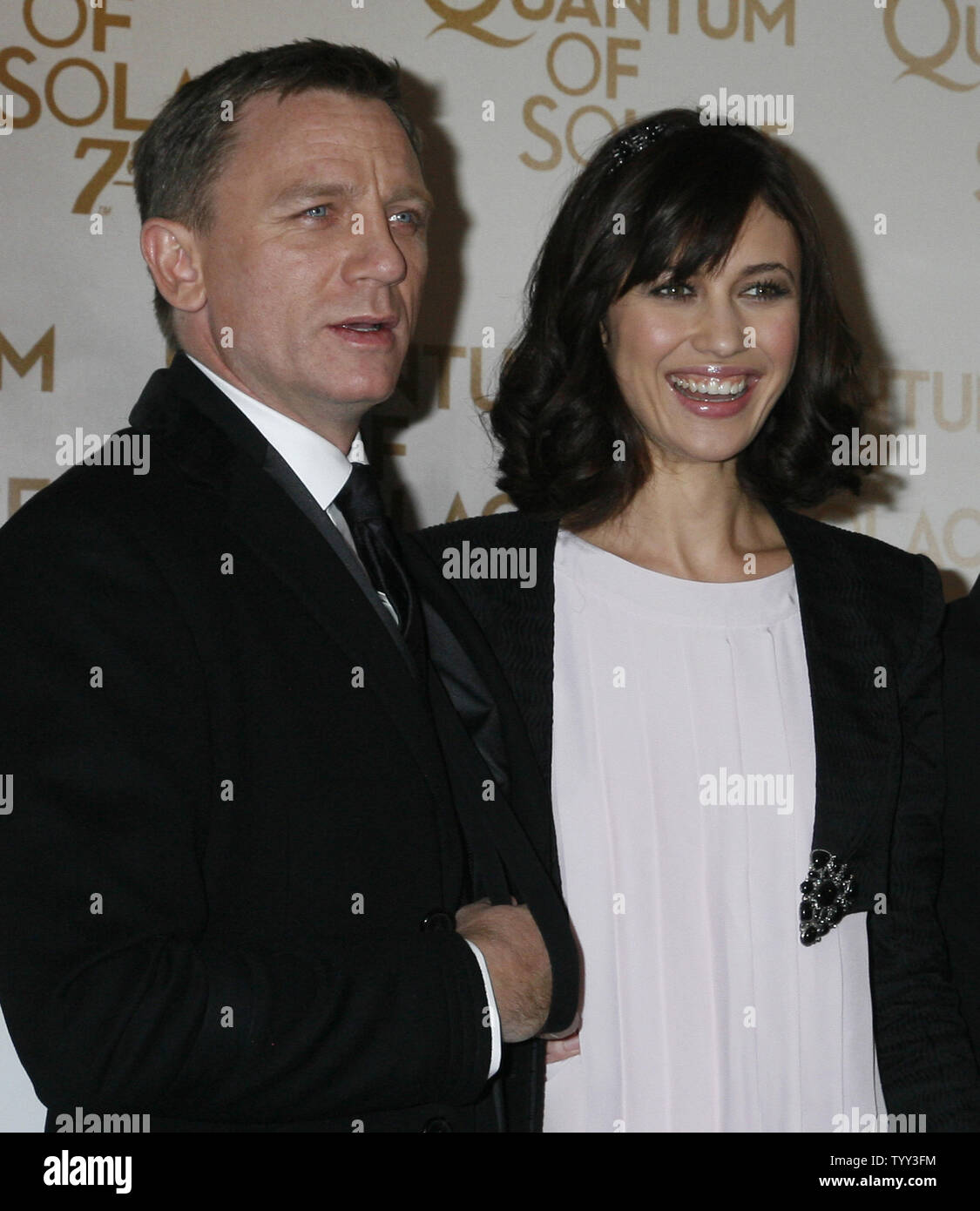 L'acteur Daniel Craig et l'actrice Olga Kurylenko arrivent à la ...