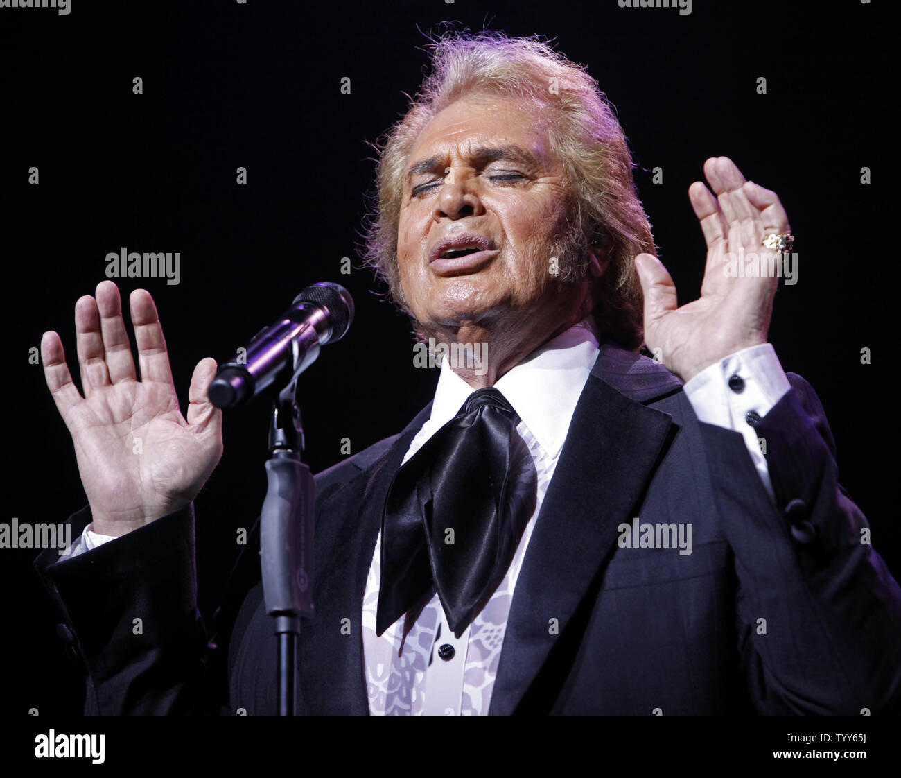 Engelbert humperdinck en concert Banque de photographies et d’images à ...