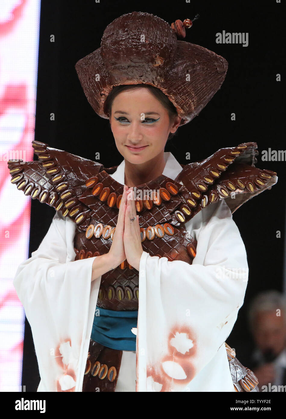 Yoake San porte une création faite avec du chocolat au cours d'un ...
