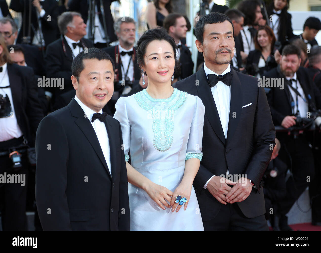 Liao Fan (L), Zhao Tao (C) et Jia Zhangke arrivent sur le tapis rouge avant la projection du ...