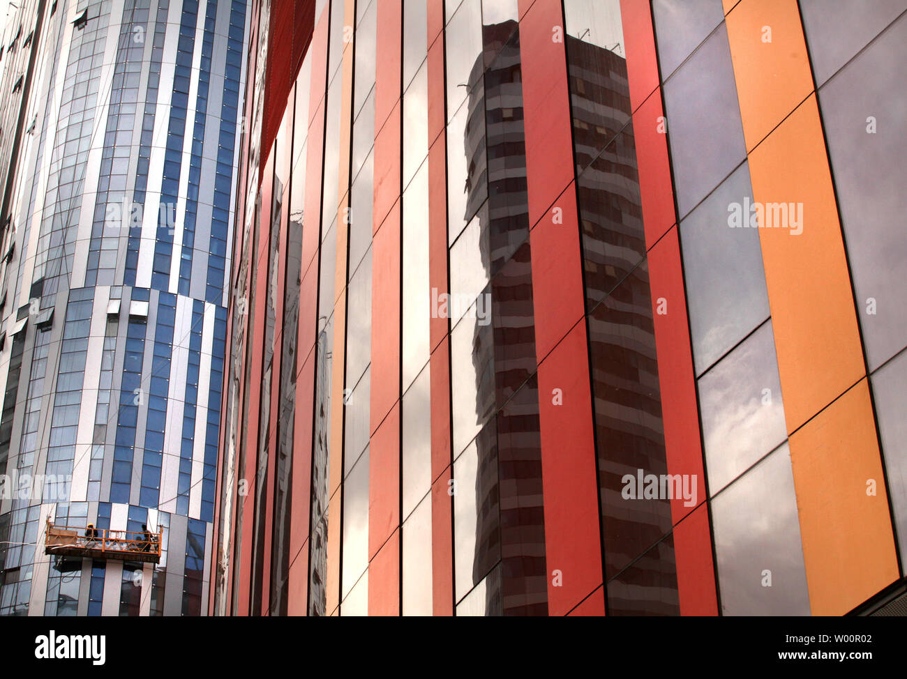 Les travailleurs chinois l'exploitation d'un hi-lo sur un échafaudage ...