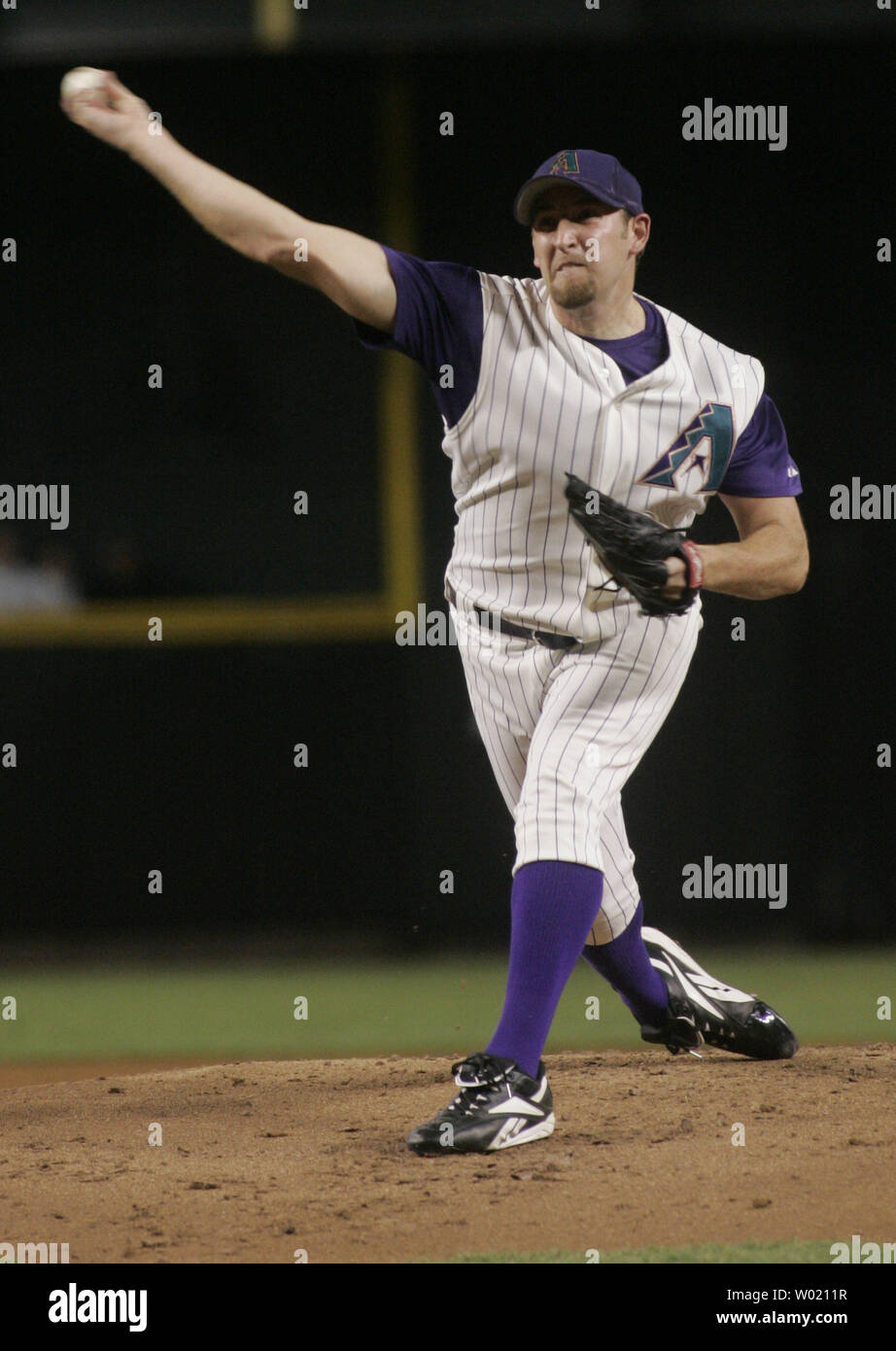 Arizona Diamondbacks le lanceur partant Brandon Webb se jette contre ...