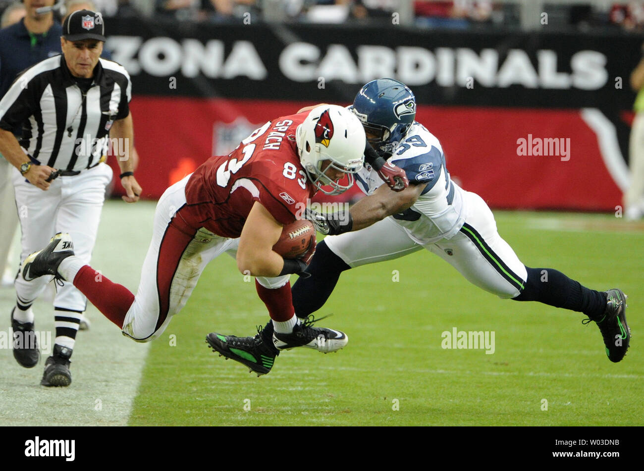 Arizona Cardinals Stephen Spach (L) est conduit hors des limites après ...