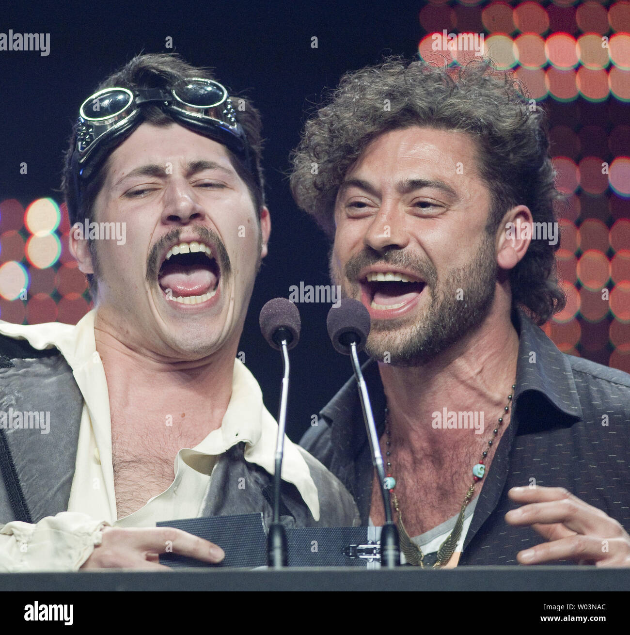 Kevin Churko ingénieur ingénieur avec co-Kane Churko (L) reçoit l ...