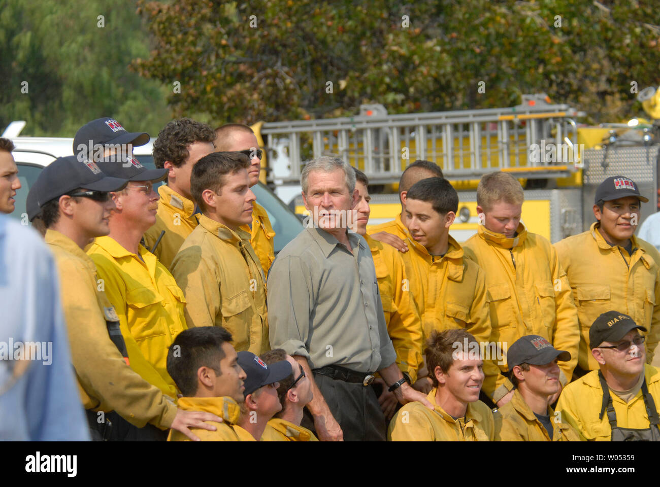 Le président américain George W. Bush pose avec les pompiers à Kit ...