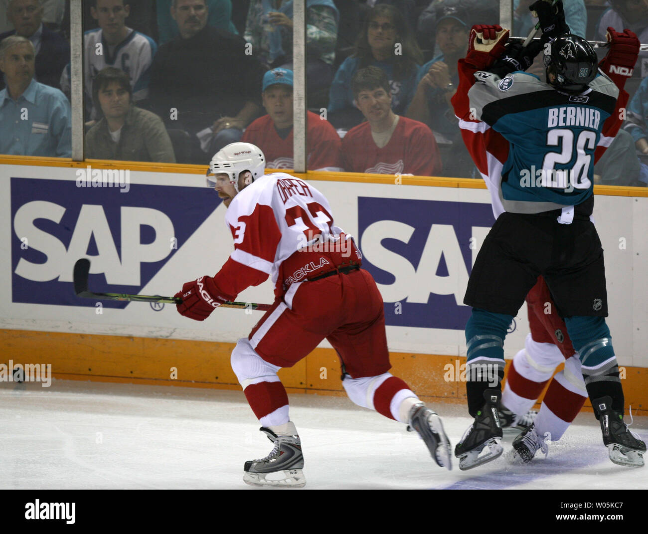 Red Wings de Detroit center Kris Draper (L) vers la rondelle tout en ...