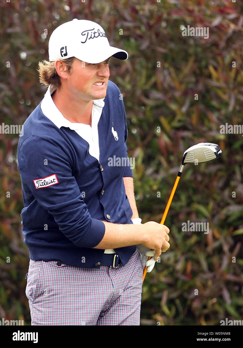 Webb Simpson regarde son coup de départ au 17e dans la ronde finale de ...