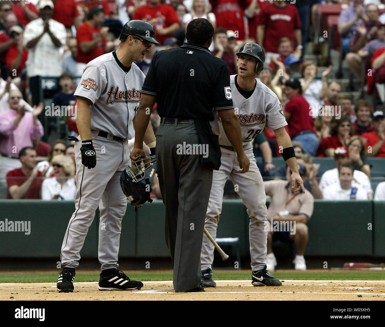 Astros de Houston Adam Everett (R) et Jeff Kent essayer de convaincre ...