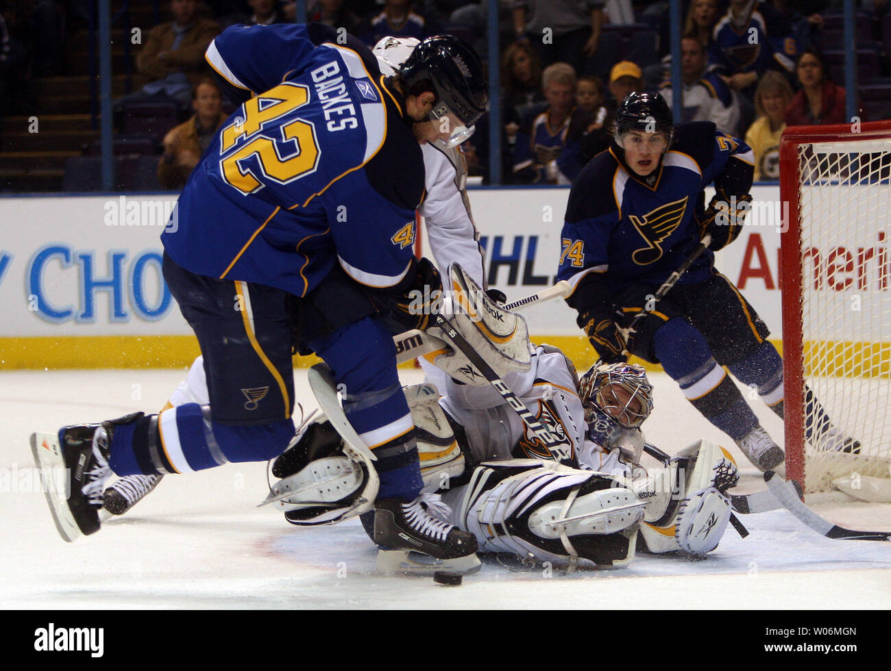 Saint Louis Blues David Backes (42) sur un tir alors que le gardien des ...