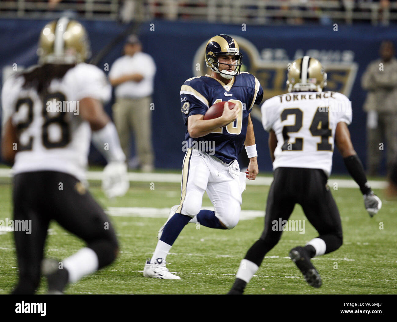 Saint Louis Rams quarterback Marc Bulger exécute le football pour un ...