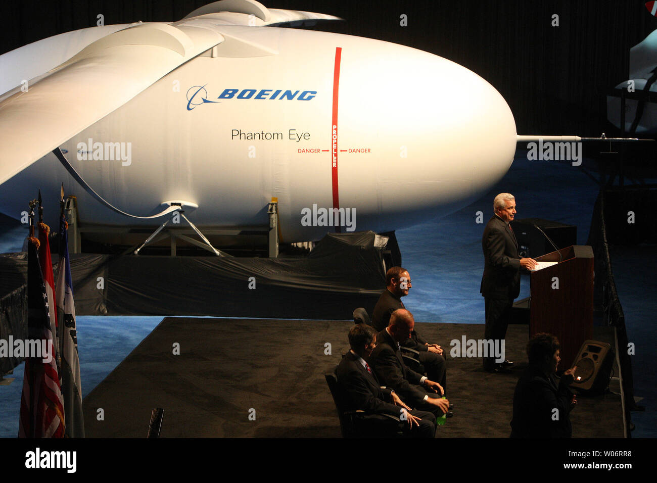 Les fonctionnaires parlent de Boeing pendant le déploiement de la ...