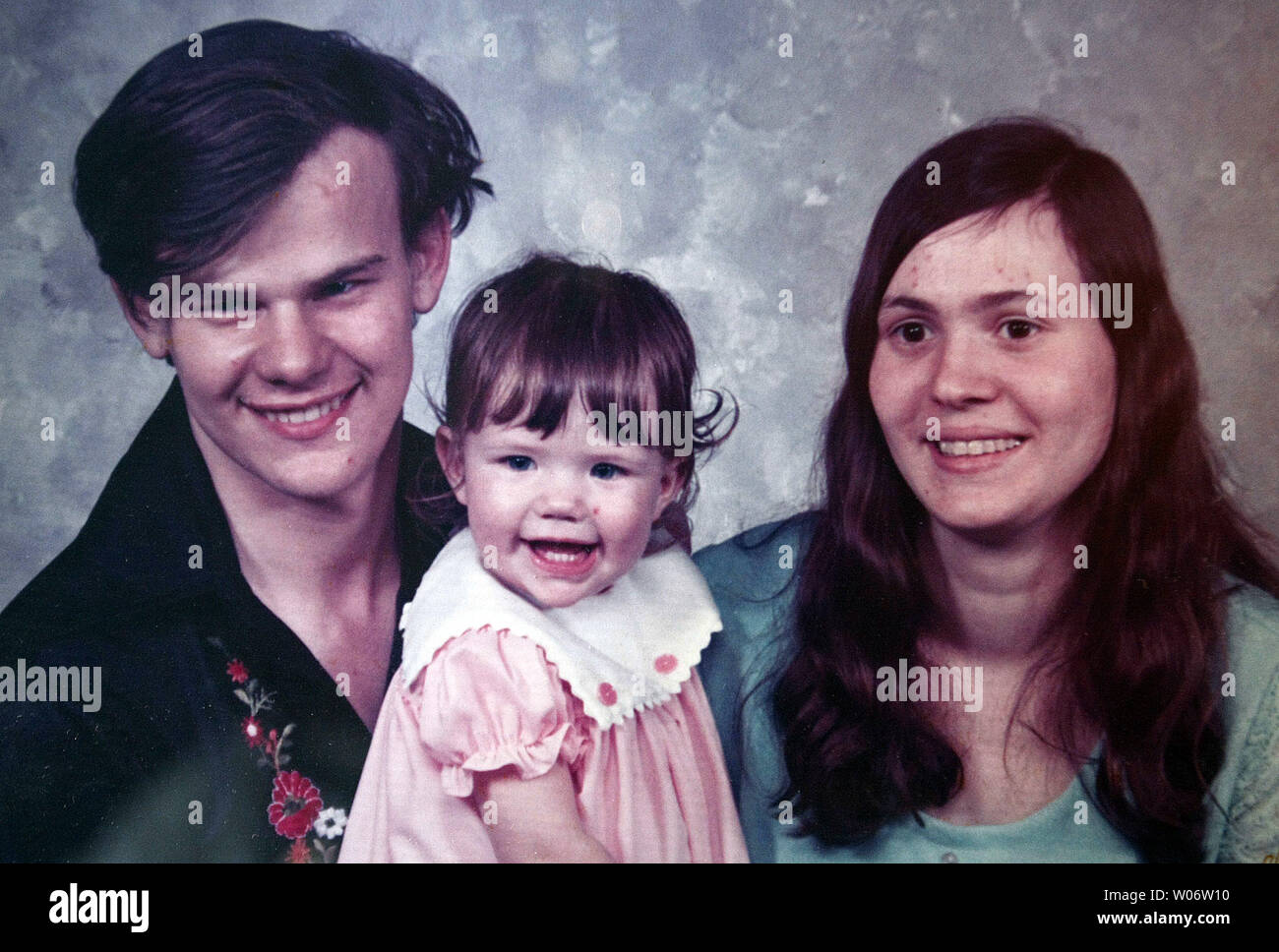 Vicky Williams (R), montré dans une photo de famille avec son défunt ...